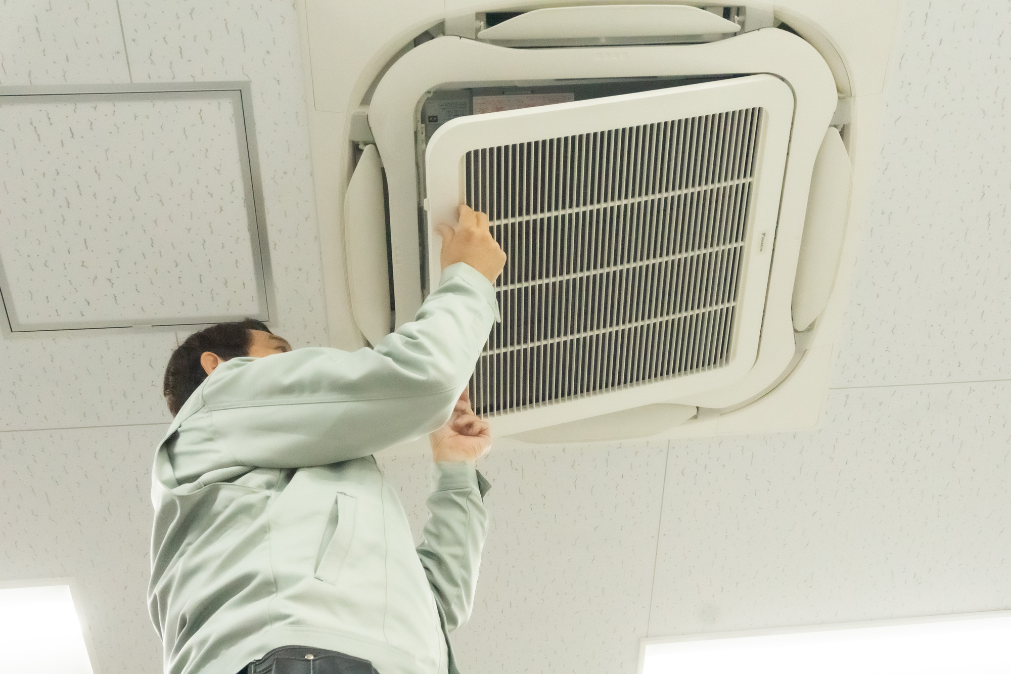 業務用エアコンの寿命・耐用年数は何年？長持ちさせるコツを紹介 | ダイキンHVACソリューション東京